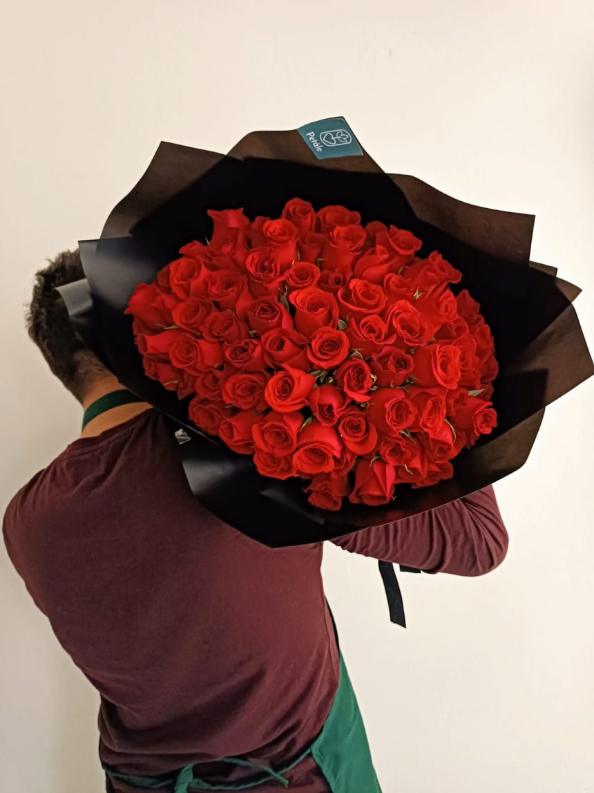 Ramo buchon de 100 rosas – Petale